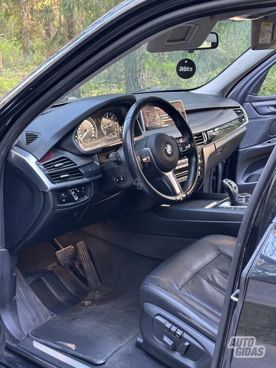 Black BMW X5 2015 in Vilnius, with an engine capacity of 3.00 L and mileage of 237 thousand km for 14700 €, photo 13 on AUTOMOTO.COM.LV