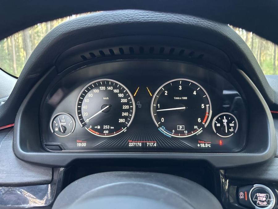 Black BMW X5 2015 in Vilnius, with an engine capacity of 3.00 L and mileage of 237 thousand km for 14700 €, photo 16 on AUTOMOTO.COM.LV