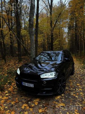 Black BMW X5 2015 in Riga, with an engine capacity of 3.00 L and mileage of 293 thousand km for 25000 €, photo  on AUTOMOTO.COM.LV