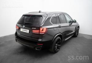 Black BMW X5 2015 in Riga, with an engine capacity of 2.00 L and mileage of 129 thousand km for 22499 €, photo 5 on AUTOMOTO.COM.LV