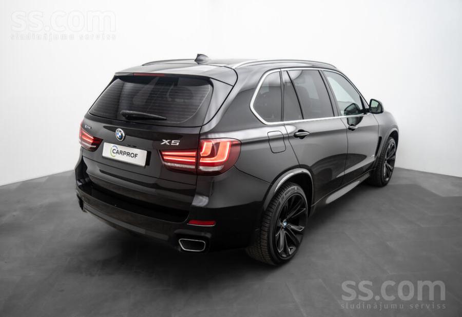 Black BMW X5 2015 in Riga, with an engine capacity of 2.00 L and mileage of 129 thousand km for 22499 €, photo 5 on AUTOMOTO.COM.LV