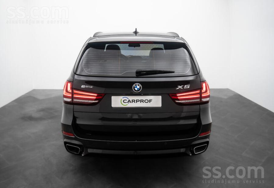 Black BMW X5 2015 in Riga, with an engine capacity of 2.00 L and mileage of 129 thousand km for 22499 €, photo 6 on AUTOMOTO.COM.LV
