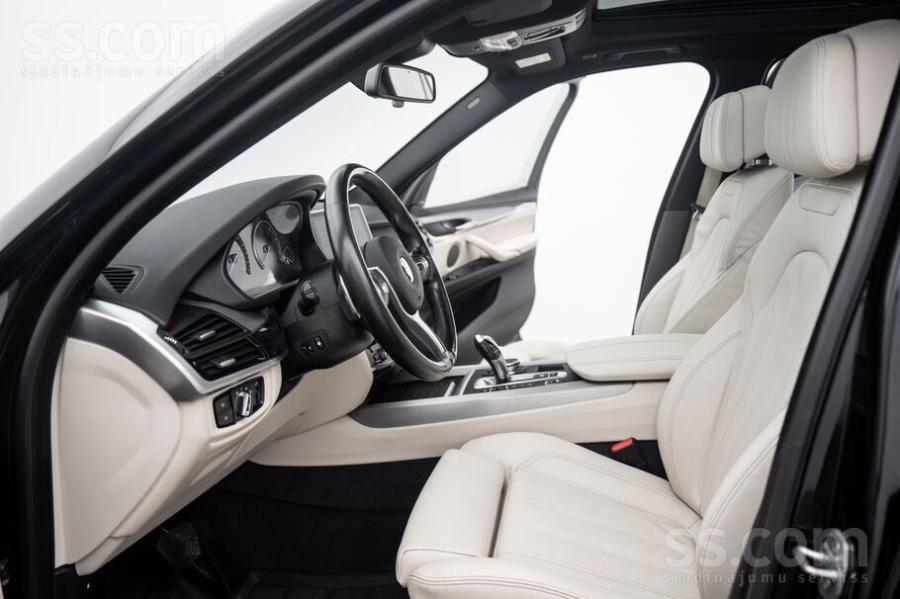 Black BMW X5 2015 in Riga, with an engine capacity of 2.00 L and mileage of 129 thousand km for 22499 €, photo 8 on AUTOMOTO.COM.LV