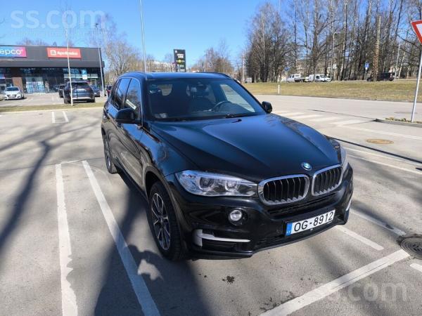 Black BMW X5 2015 in Riga, with an engine capacity of 3.00 L and mileage of 201 thousand km for 17500 €, photo 1 on AUTOMOTO.COM.LV