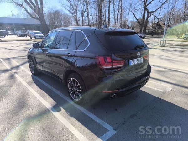 Black BMW X5 2015 in Riga, with an engine capacity of 3.00 L and mileage of 201 thousand km for 17500 €, photo 3 on AUTOMOTO.COM.LV