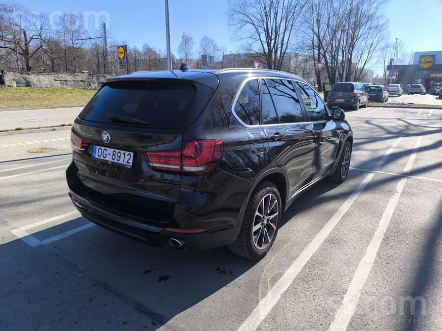 Black BMW X5 2015 in Riga, with an engine capacity of 3.00 L and mileage of 201 thousand km for 17500 €, photo 5 on AUTOMOTO.COM.LV