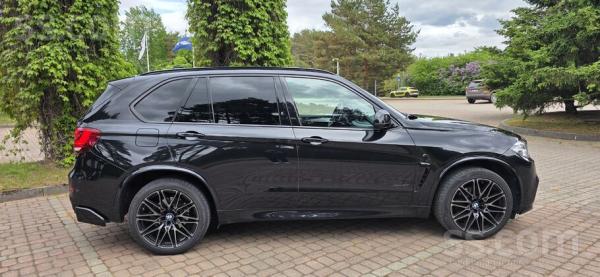 Black BMW X5 2015 in Jelgava, with an engine capacity of 3.00 L and mileage of 234 thousand km for 20200 €, photo 4 on AUTOMOTO.COM.LV