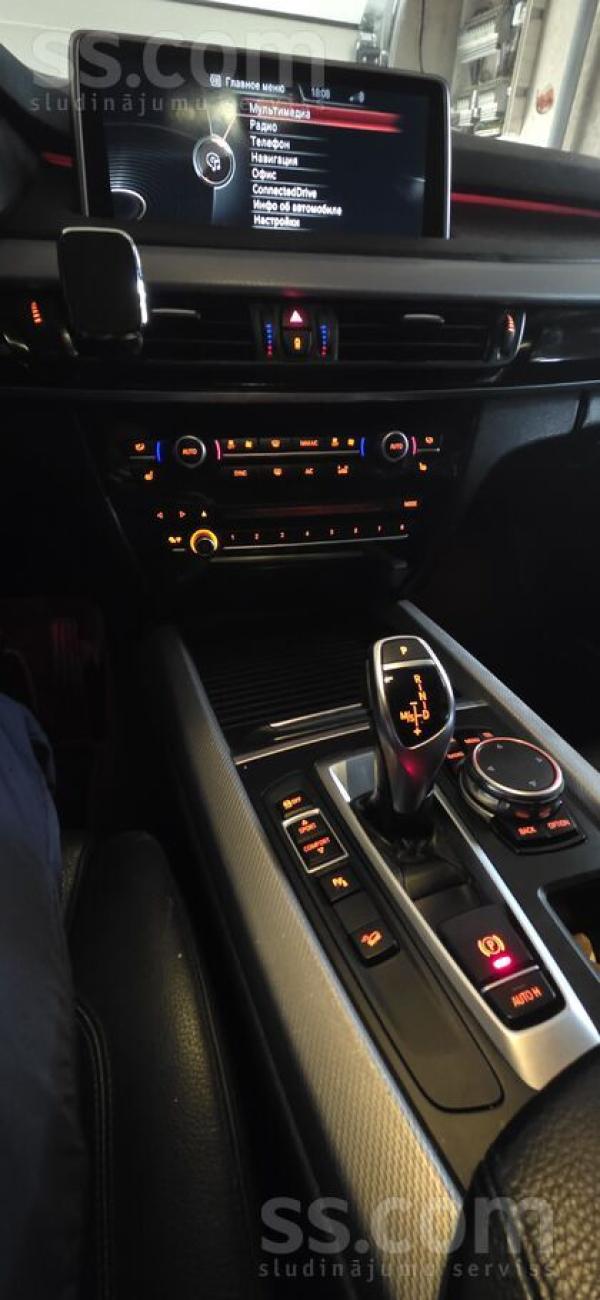 Black BMW X5 2015 in Jelgava, with an engine capacity of 3.00 L and mileage of 234 thousand km for 20200 €, photo 6 on AUTOMOTO.COM.LV