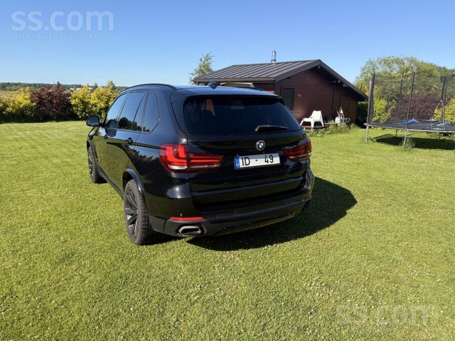 Black BMW X5 2015 in Riga, with an engine capacity of 3.00 L and mileage of 278 thousand km for 17100 €, photo 4 on AUTOMOTO.COM.LV
