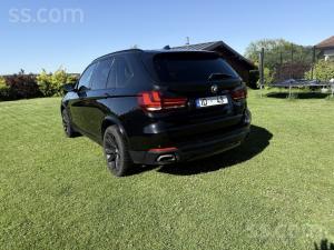 Black BMW X5 2015 in Riga, with an engine capacity of 3.00 L and mileage of 278 thousand km for 17100 €, photo 5 on AUTOMOTO.COM.LV