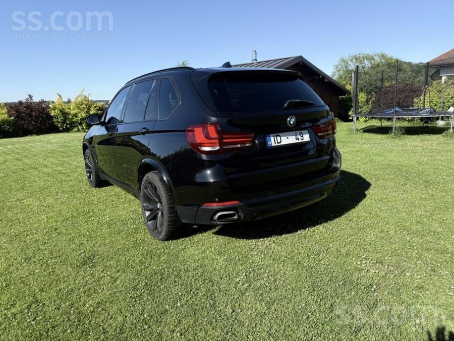 Black BMW X5 2015 in Riga, with an engine capacity of 3.00 L and mileage of 278 thousand km for 17100 €, photo 5 on AUTOMOTO.COM.LV