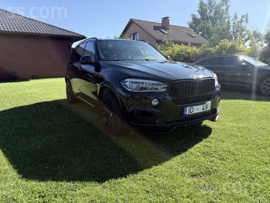 Black BMW X5 2015 in Riga, with an engine capacity of 3.00 L and mileage of 278 thousand km for 17100 €, photo 6 on AUTOMOTO.COM.LV