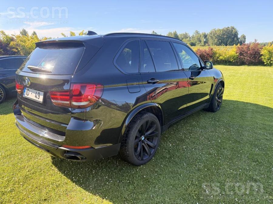 Black BMW X5 2015 in Riga, with an engine capacity of 3.00 L and mileage of 278 thousand km for 17100 €, photo 7 on AUTOMOTO.COM.LV