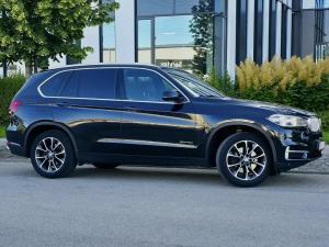 Black BMW X5 2015 in Riga, with an engine capacity of 2.00 L and mileage of 239 thousand km for 16800 €, photo 4 on AUTOMOTO.COM.LV
