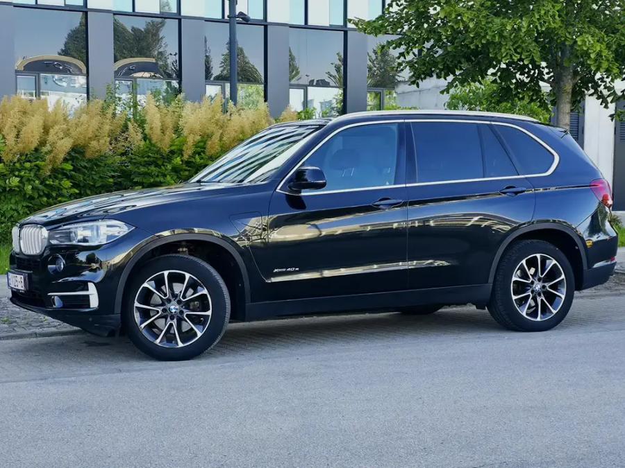 Black BMW X5 2015 in Riga, with an engine capacity of 2.00 L and mileage of 239 thousand km for 16800 €, photo 7 on AUTOMOTO.COM.LV