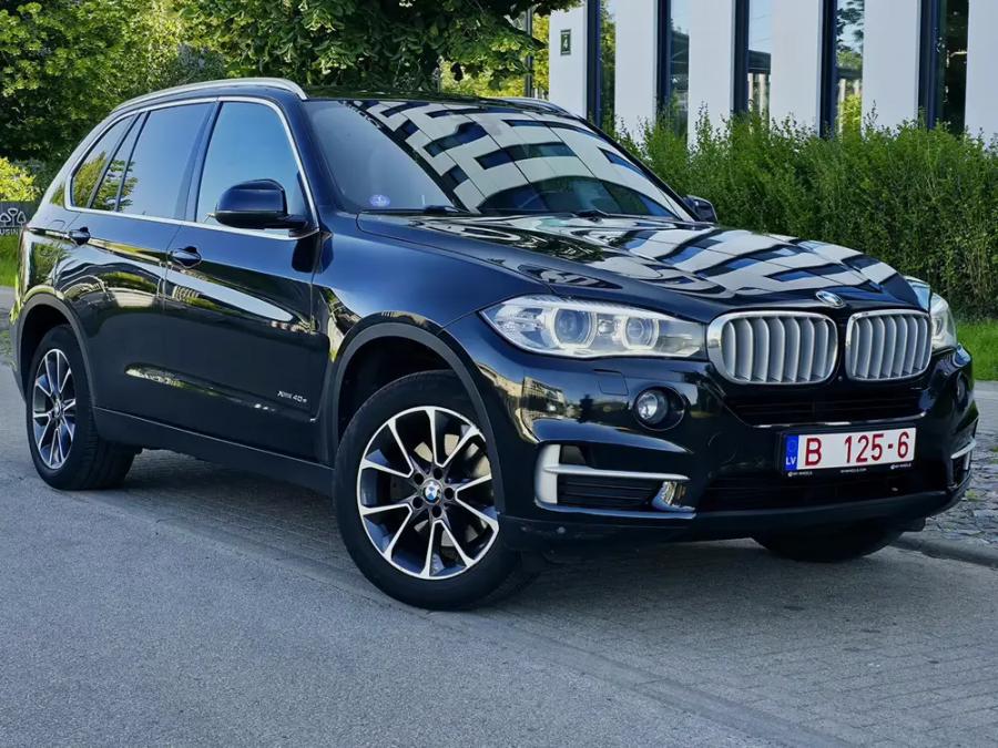 Black BMW X5 2015 in Riga, with an engine capacity of 2.00 L and mileage of 239 thousand km for 16800 €, photo 8 on AUTOMOTO.COM.LV