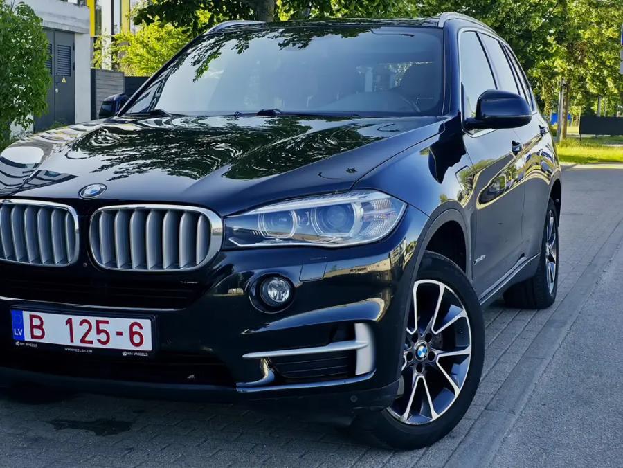 Black BMW X5 2015 in Riga, with an engine capacity of 2.00 L and mileage of 239 thousand km for 16800 €, photo 10 on AUTOMOTO.COM.LV