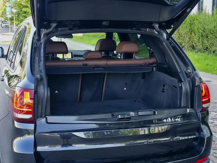 Black BMW X5 2015 in Riga, with an engine capacity of 2.00 L and mileage of 239 thousand km for 16800 €, photo 13 on AUTOMOTO.COM.LV