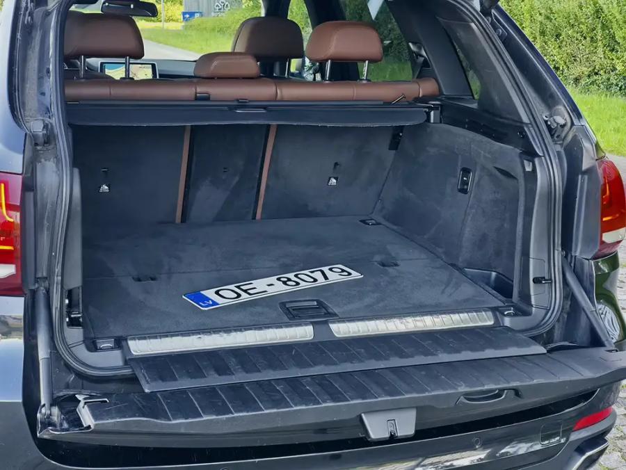 Black BMW X5 2015 in Riga, with an engine capacity of 2.00 L and mileage of 239 thousand km for 16800 €, photo 14 on AUTOMOTO.COM.LV