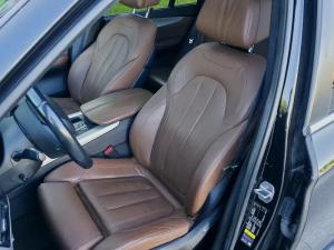 Black BMW X5 2015 in Riga, with an engine capacity of 2.00 L and mileage of 239 thousand km for 16800 €, photo 18 on AUTOMOTO.COM.LV
