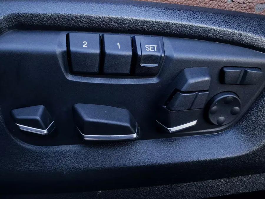 Black BMW X5 2015 in Riga, with an engine capacity of 2.00 L and mileage of 239 thousand km for 16800 €, photo 19 on AUTOMOTO.COM.LV