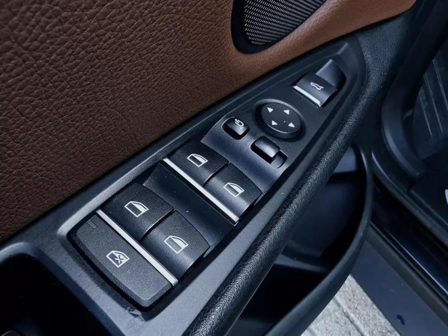 Black BMW X5 2015 in Riga, with an engine capacity of 2.00 L and mileage of 239 thousand km for 16800 €, photo 20 on AUTOMOTO.COM.LV