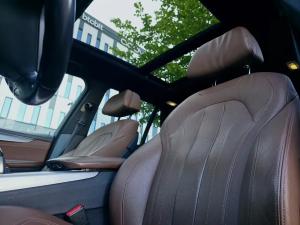 Black BMW X5 2015 in Riga, with an engine capacity of 2.00 L and mileage of 239 thousand km for 16800 €, photo 21 on AUTOMOTO.COM.LV