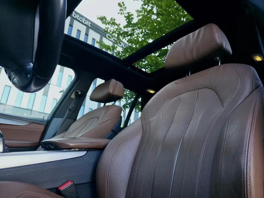 Black BMW X5 2015 in Riga, with an engine capacity of 2.00 L and mileage of 239 thousand km for 16800 €, photo 21 on AUTOMOTO.COM.LV