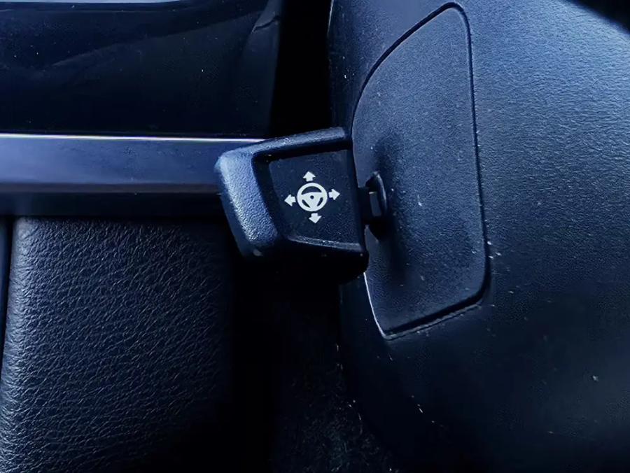 Black BMW X5 2015 in Riga, with an engine capacity of 2.00 L and mileage of 239 thousand km for 16800 €, photo 22 on AUTOMOTO.COM.LV