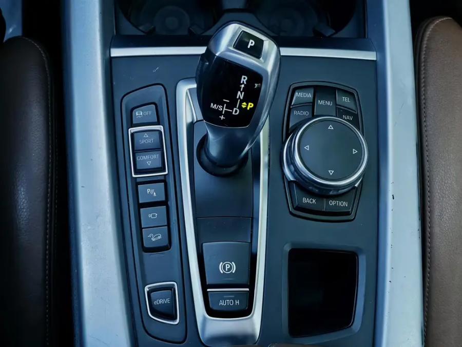Black BMW X5 2015 in Riga, with an engine capacity of 2.00 L and mileage of 239 thousand km for 16800 €, photo 27 on AUTOMOTO.COM.LV