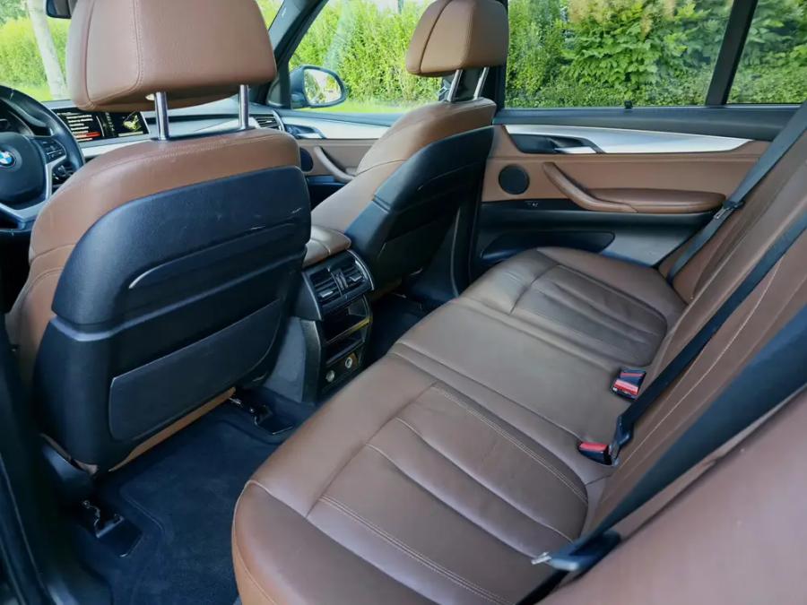 Black BMW X5 2015 in Riga, with an engine capacity of 2.00 L and mileage of 239 thousand km for 16800 €, photo 28 on AUTOMOTO.COM.LV