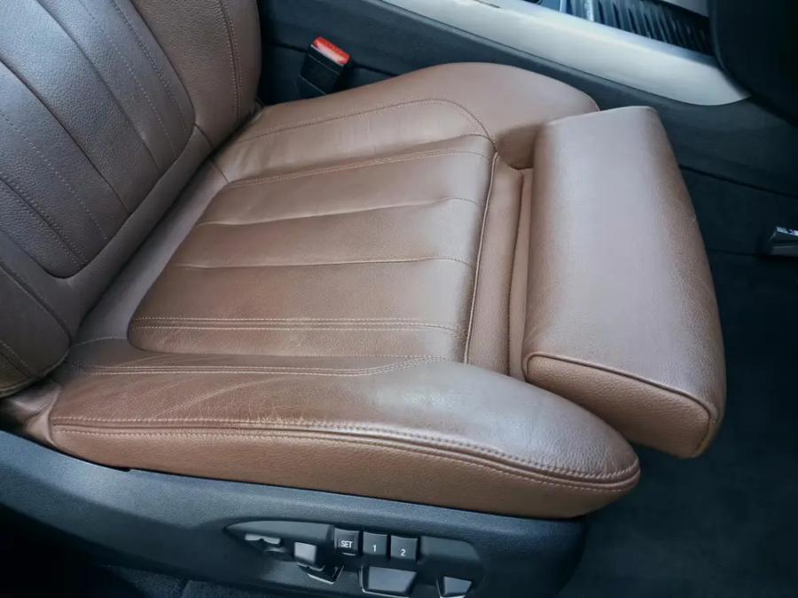 Black BMW X5 2015 in Riga, with an engine capacity of 2.00 L and mileage of 239 thousand km for 16800 €, photo 31 on AUTOMOTO.COM.LV