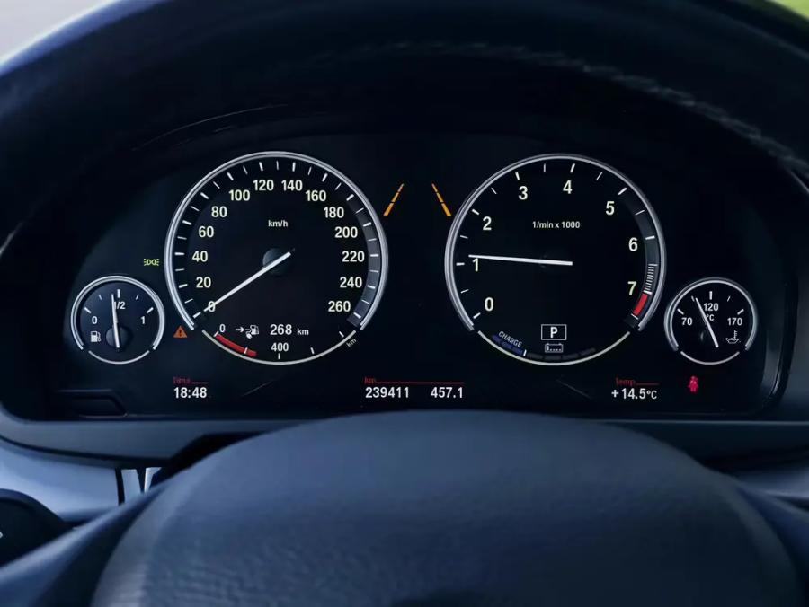 Black BMW X5 2015 in Riga, with an engine capacity of 2.00 L and mileage of 239 thousand km for 16800 €, photo 42 on AUTOMOTO.COM.LV
