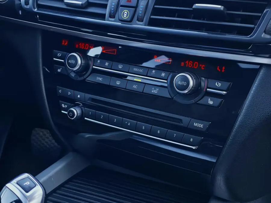Black BMW X5 2015 in Riga, with an engine capacity of 2.00 L and mileage of 239 thousand km for 16800 €, photo 44 on AUTOMOTO.COM.LV