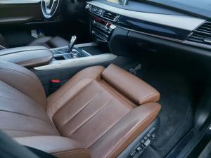 Black BMW X5 2015 in Riga, with an engine capacity of 2.00 L and mileage of 239 thousand km for 16800 €, photo 45 on AUTOMOTO.COM.LV