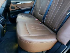 Black BMW X5 2015 in Riga, with an engine capacity of 2.00 L and mileage of 239 thousand km for 16800 €, photo 46 on AUTOMOTO.COM.LV