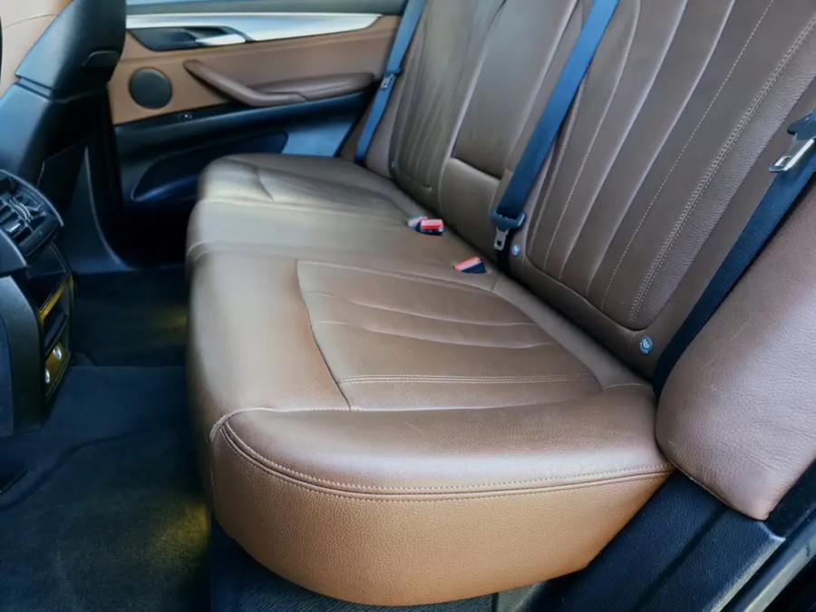 Black BMW X5 2015 in Riga, with an engine capacity of 2.00 L and mileage of 239 thousand km for 16800 €, photo 46 on AUTOMOTO.COM.LV
