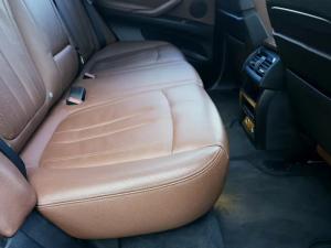 Black BMW X5 2015 in Riga, with an engine capacity of 2.00 L and mileage of 239 thousand km for 16800 €, photo 47 on AUTOMOTO.COM.LV