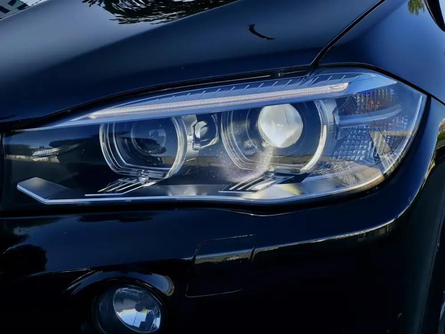 Black BMW X5 2015 in Riga, with an engine capacity of 2.00 L and mileage of 239 thousand km for 16800 €, photo 49 on AUTOMOTO.COM.LV