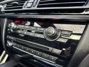 Black BMW X5 2015 in Riga, with an engine capacity of 3.00 L and mileage of 238 thousand km for 26490 €, photo 9 on AUTOMOTO.COM.LV