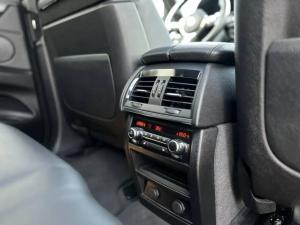 Black BMW X5 2015 in Riga, with an engine capacity of 3.00 L and mileage of 238 thousand km for 26490 €, photo 11 on AUTOMOTO.COM.LV