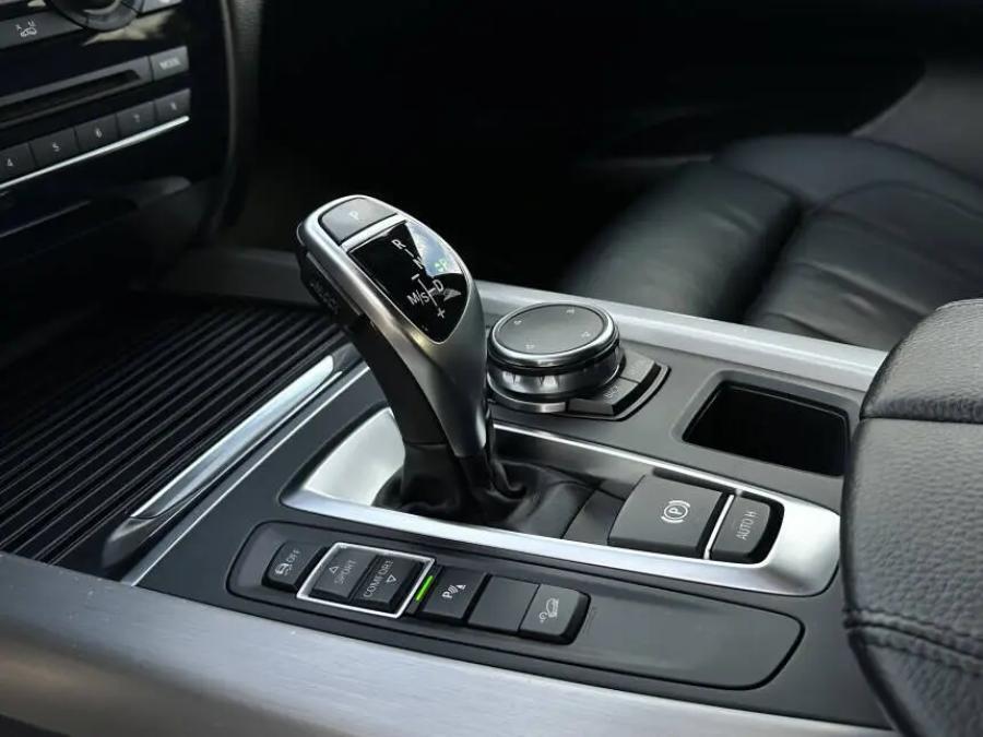 Black BMW X5 2015 in Riga, with an engine capacity of 3.00 L and mileage of 238 thousand km for 26490 €, photo 13 on AUTOMOTO.COM.LV