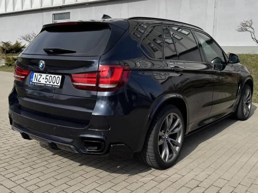 Black BMW X5 2015 in Riga, with an engine capacity of 3.00 L and mileage of 201 thousand km for 23000 €, photo 6 on AUTOMOTO.COM.LV