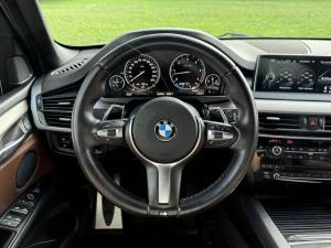 Black BMW X5 2015 in Riga, with an engine capacity of 3.00 L and mileage of 201 thousand km for 23000 €, photo 11 on AUTOMOTO.COM.LV