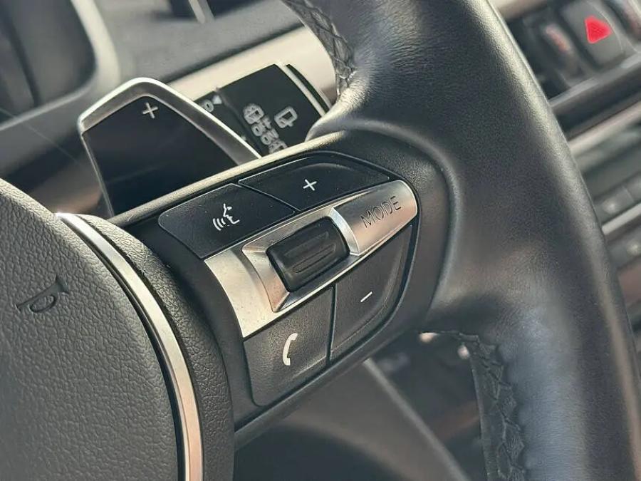 Black BMW X5 2015 in Riga, with an engine capacity of 3.00 L and mileage of 201 thousand km for 23000 €, photo 12 on AUTOMOTO.COM.LV
