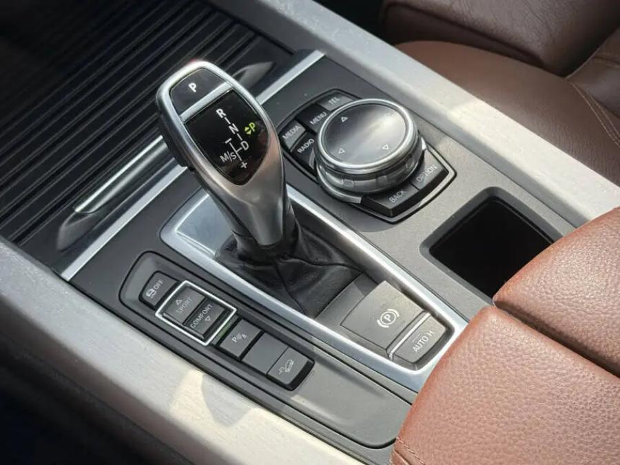 Black BMW X5 2015 in Riga, with an engine capacity of 3.00 L and mileage of 201 thousand km for 23000 €, photo 20 on AUTOMOTO.COM.LV