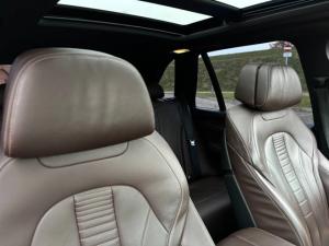 Black BMW X5 2015 in Riga, with an engine capacity of 3.00 L and mileage of 210 thousand km for 32950 €, photo 5 on AUTOMOTO.COM.LV