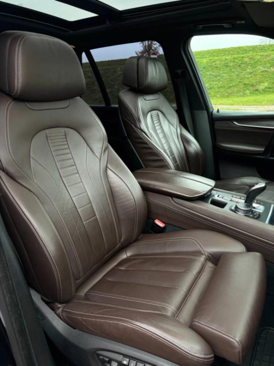 Black BMW X5 2015 in Riga, with an engine capacity of 3.00 L and mileage of 210 thousand km for 32950 €, photo 6 on AUTOMOTO.COM.LV