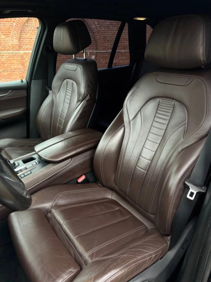 Black BMW X5 2015 in Riga, with an engine capacity of 3.00 L and mileage of 210 thousand km for 32950 €, photo 7 on AUTOMOTO.COM.LV