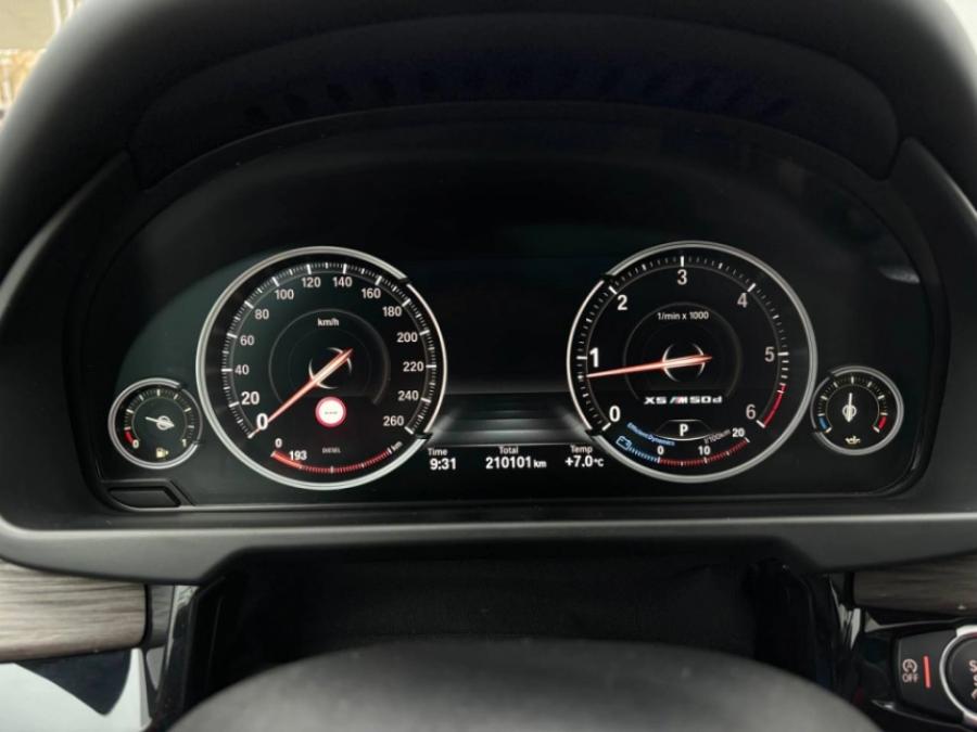 Black BMW X5 2015 in Riga, with an engine capacity of 3.00 L and mileage of 210 thousand km for 32950 €, photo 9 on AUTOMOTO.COM.LV